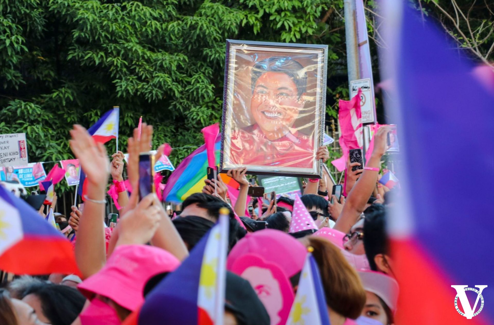 Mammoth crowd parties with Leni; VP urges sustained fight vs 'fake news ...