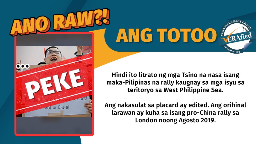 Litrato ng mga Chinese na may hawak na pro-PH placard PEKE